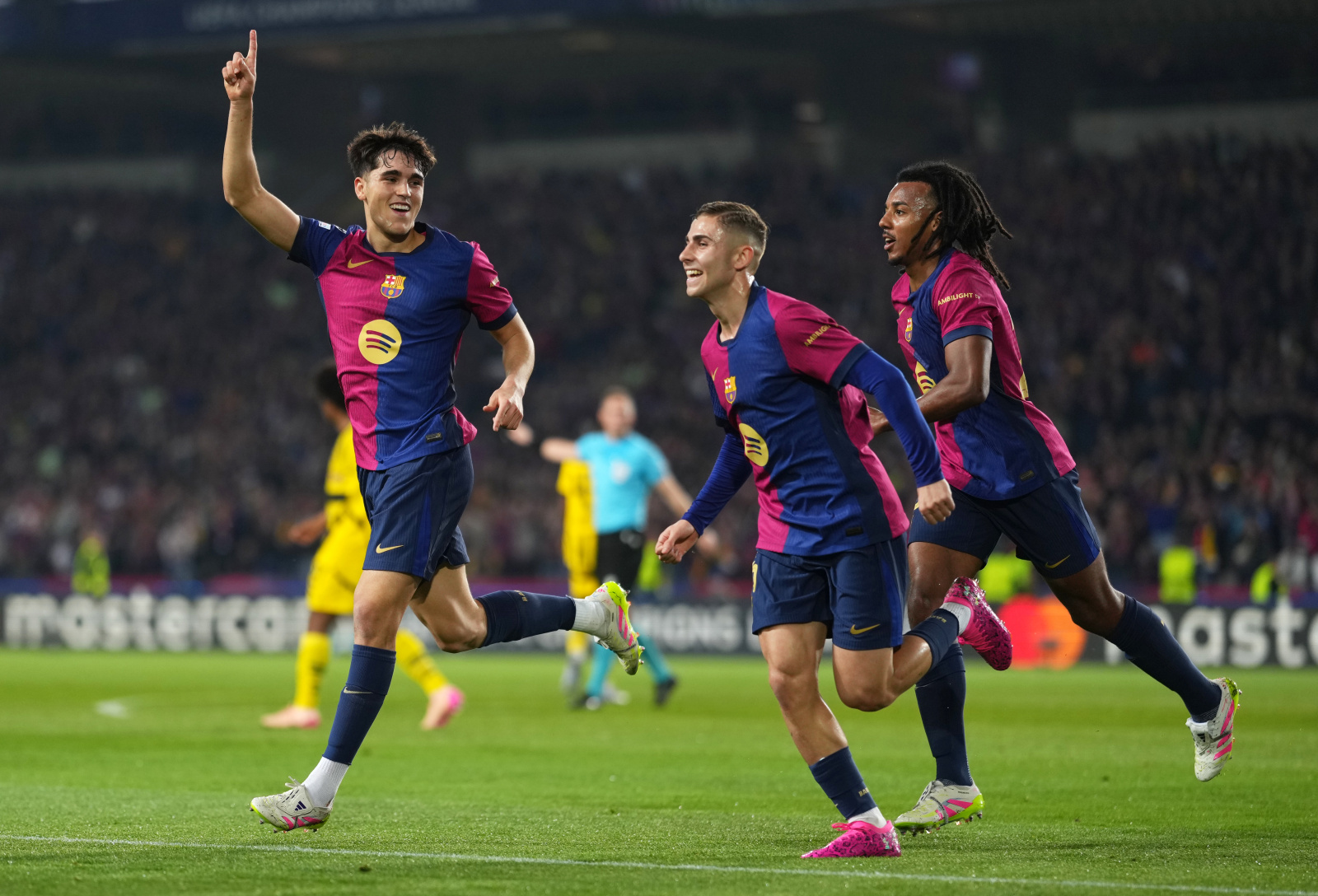 Barcelona edges closer to the treble - Fútbol Mundial